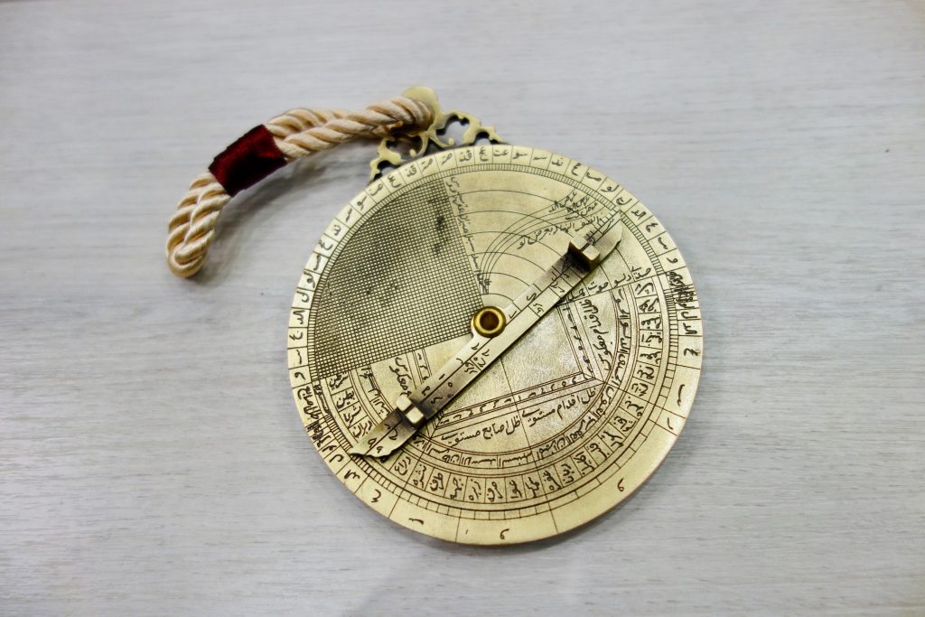 Astrolabio Árabe (con marco constelaciones) | EXPLORAR EL COSMOS